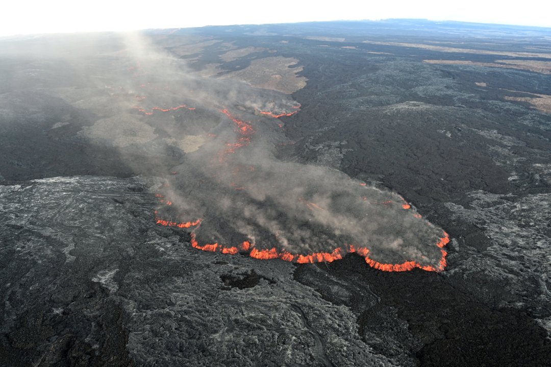 Wulkan Mauna Loa po erupcji. Potok lawy zbliża się do drogi | naTemat.pl