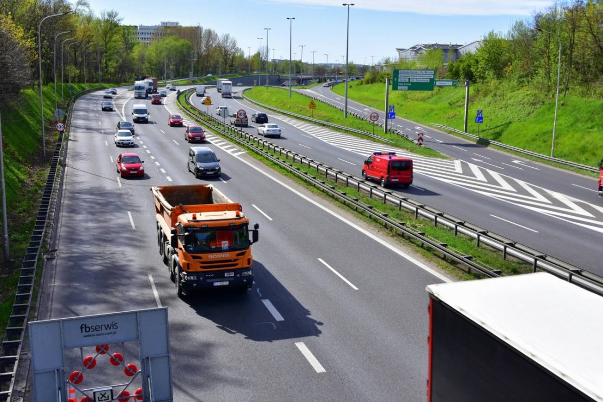Kolizja na A4 w Opolu. Pasażerowie i kierowca uciekli, trwają ...