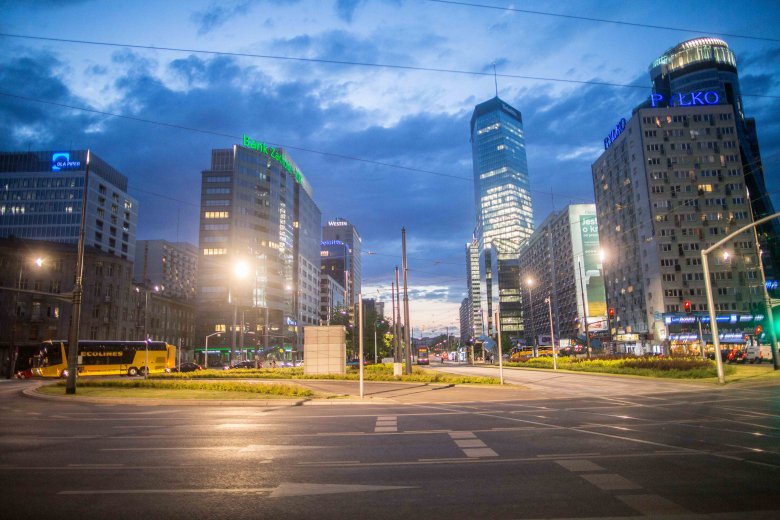 Tak wyglądają ulice Warszawy w trakcie meczu Polska-Niemcy. Pusto ...