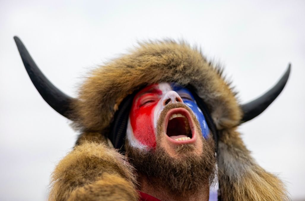 Szaman QAnon wyszedł z więzienia. Jacob Chansley to symbol ataku na ...