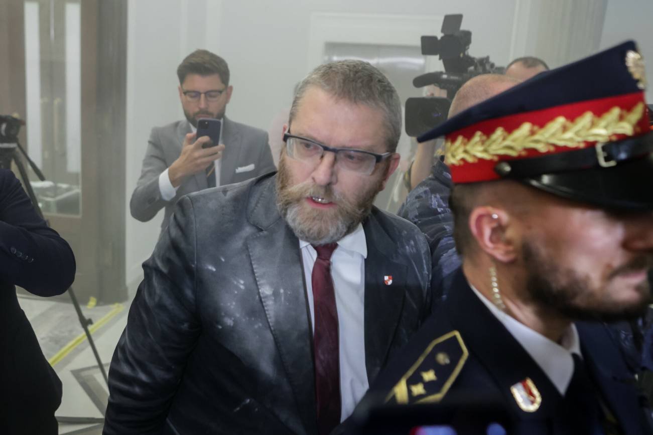 Grzegorz Braun ukarany za incydent z gaśnicą. Sejm zdecydował | naTemat.pl