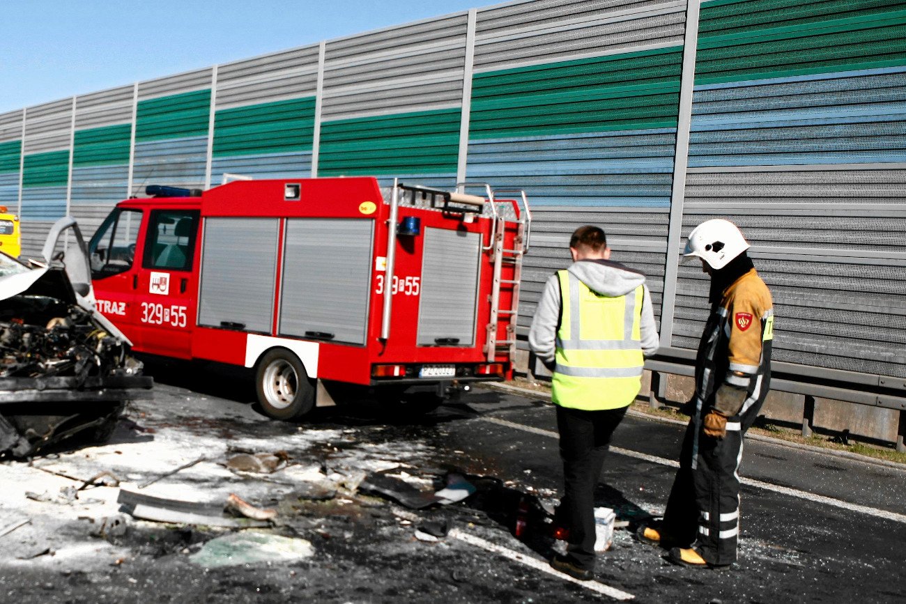 "Widok masakryczny". Tragiczny wypadek na S11, bus wjechał w ekipę ...