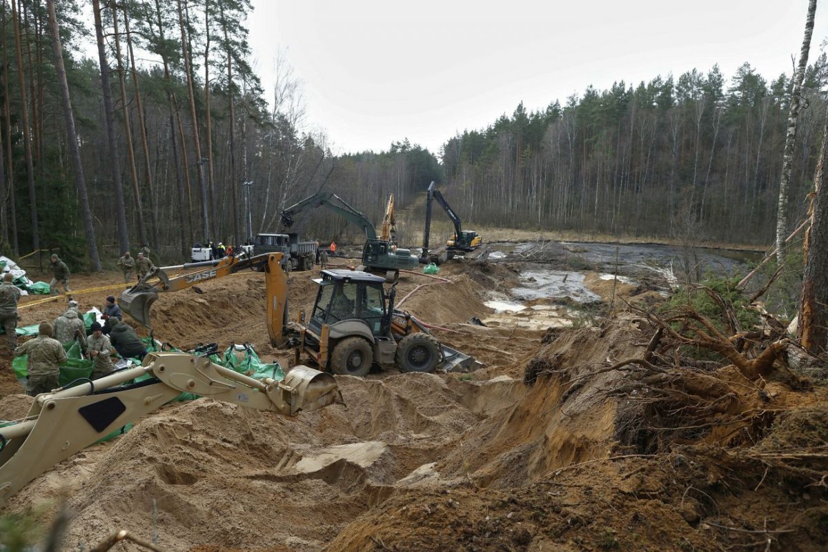 M88 Hercules wydobyty z błota. Co dalej z żołnierzami USA na Litwie ...