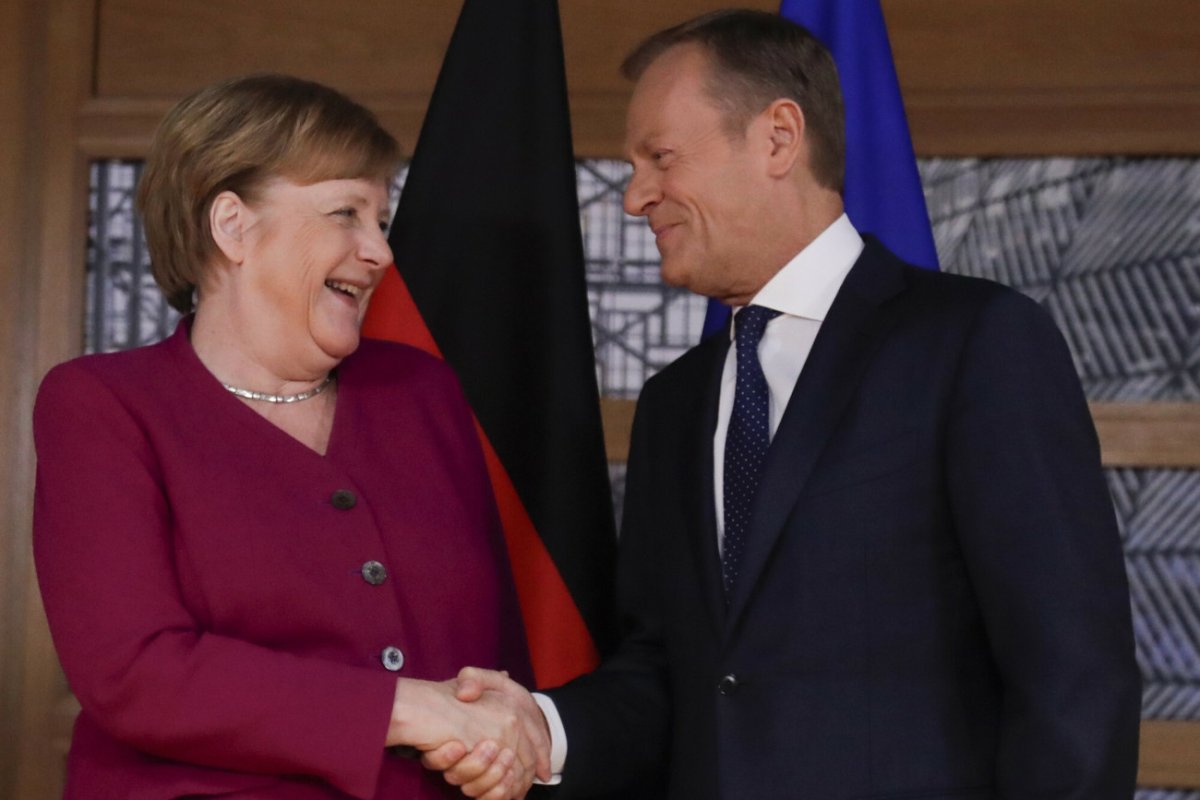Spot PiS i przedłużony wiek emerytalny. O tym rozmawiał Tusk z Merkel ...