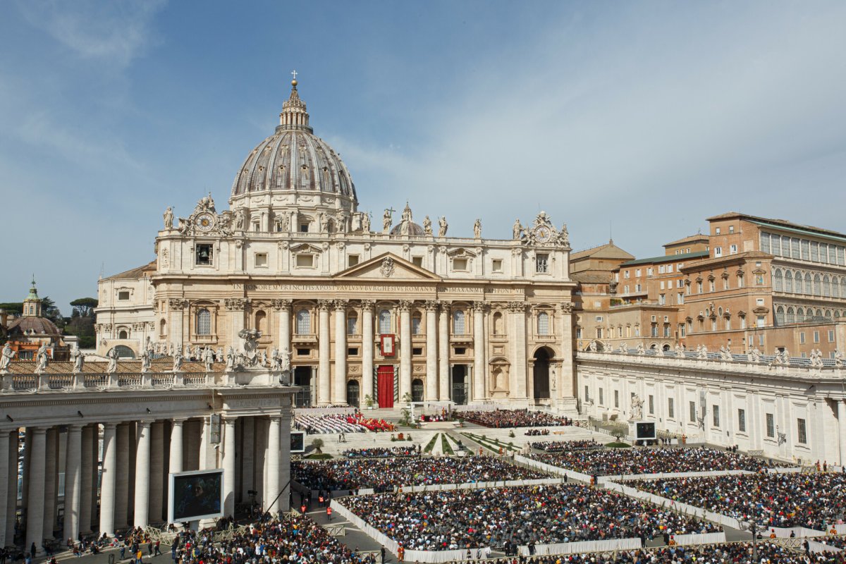 Watykan: Nagi mężczyzna wszedł na ołtarz Bazyliki św. Piotra | naTemat.pl