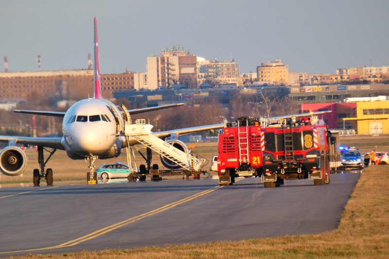 Bomba w samolocie z Turcji? Trwa akcja służb na lotnisku w Warszawie | naTemat.pl