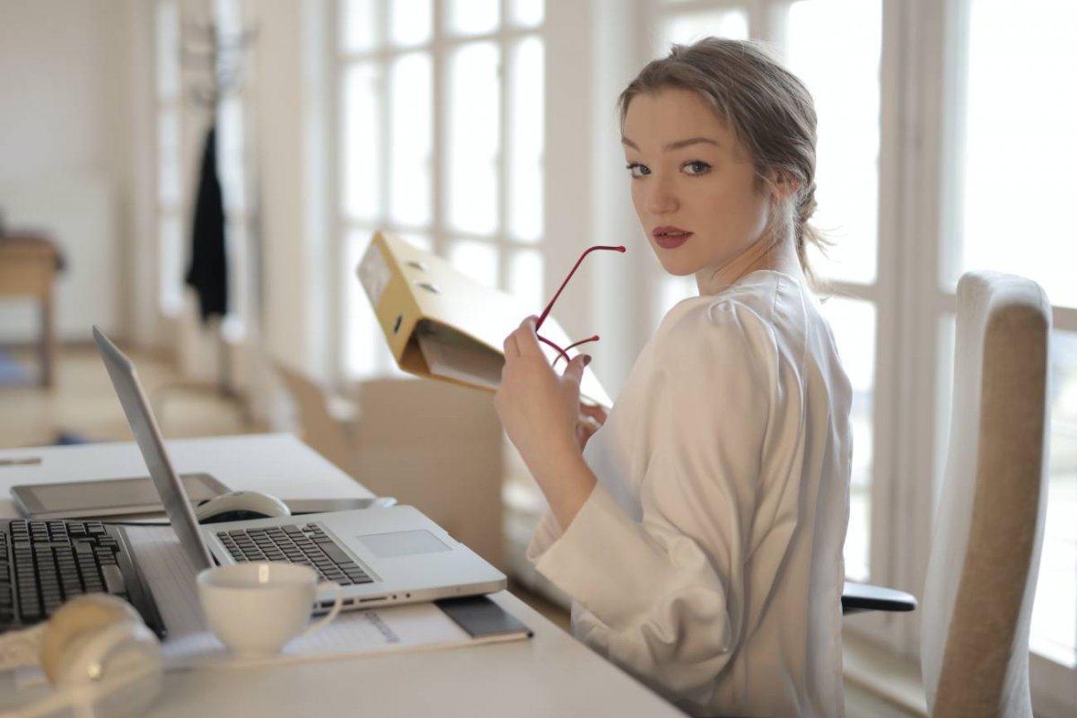 Work wife i work husband to przyjaciele w pracy. Relacja niczym ...