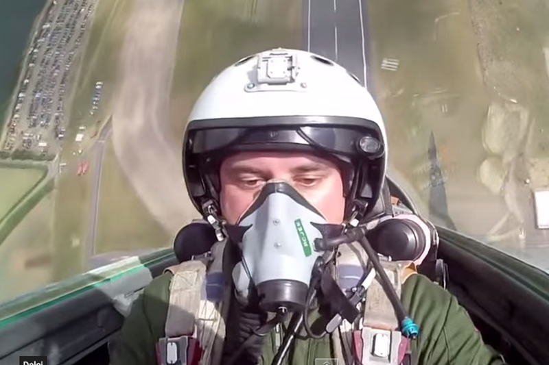 Kapitan Adrian Rojek. Oto pilot, którego akrobacje robią furorę i budzą ...