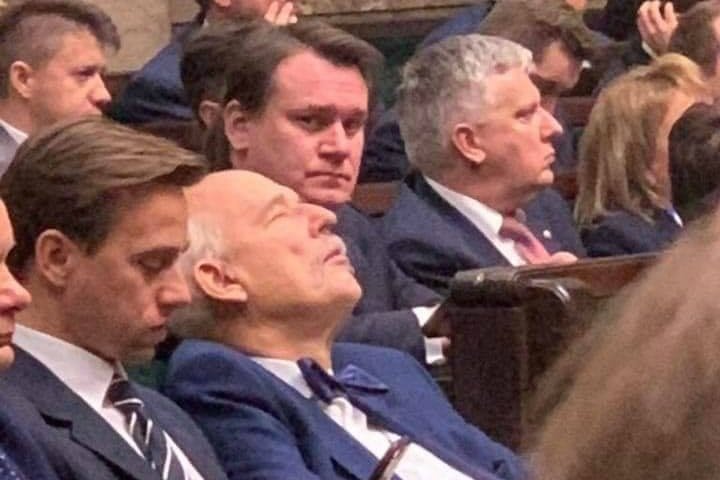 Korwin-Mikke śpi na pierwszym posiedzeniu Sejmu [ZDJĘCIE] | naTemat.pl
