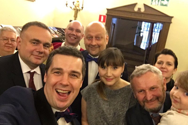 Prawicowi dziennikarze wzięli ślub kościelny. Internauci: "Odrobina ...