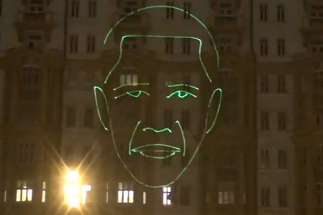 Barack Obama je banana. Rasistowski pokaz laserowy na amerykańskim ...