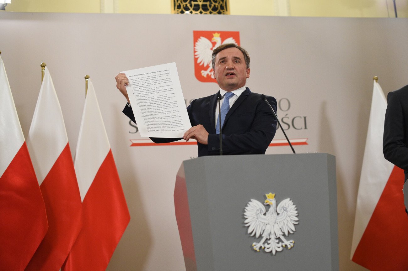 Nie tylko zmiana hymnu Polski. Resort Ziobry chce do godła dodać krzyż | naTemat.pl