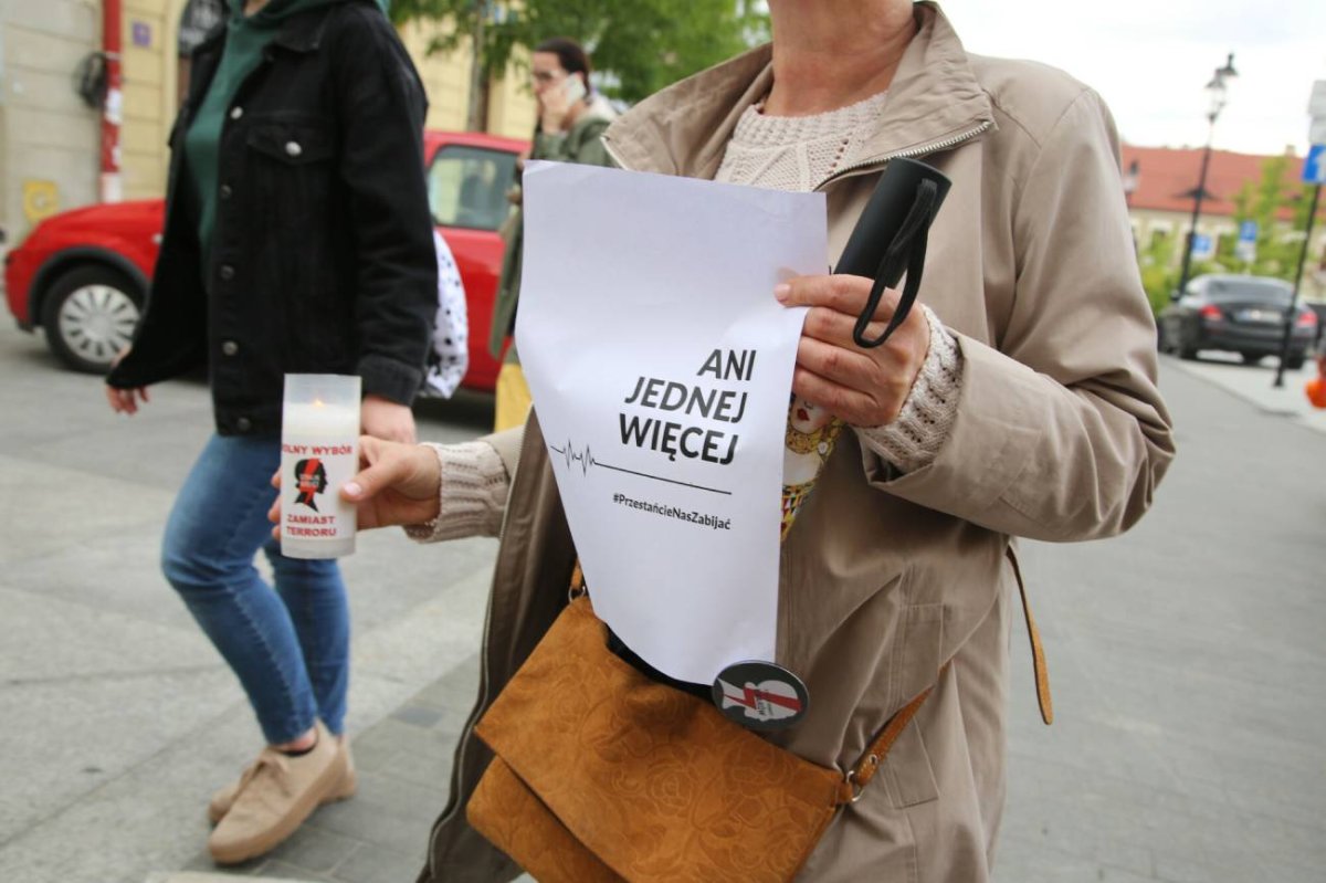 Protesty \'Ani jednej więcej\' w całej Polsce. Marta Lempart komentuje ...