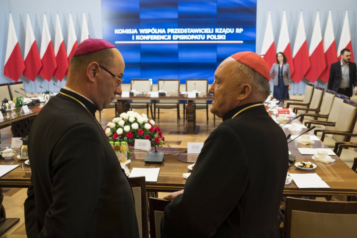 Kler z rządem od lat mają wspólną komisję. Po co powstała? | naTemat.pl
