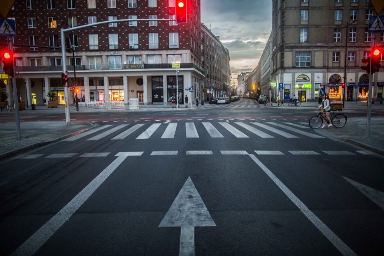 Tak wyglądają ulice Warszawy w trakcie meczu Polska-Niemcy. Pusto ...