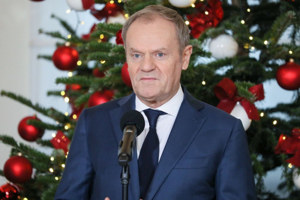 Donald Tusk dostał właśnie żółtą kartkę. Chodzi o nowy sondaż | naTemat.pl